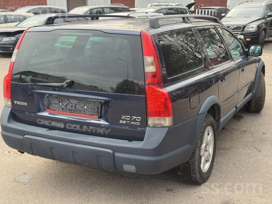 Blue Volvo XC70 2003 in Riga, with an engine capacity of 2.50 L and mileage of 270 thousand km for 4750 €, photo 6 on AUTOMOTO.COM.LV