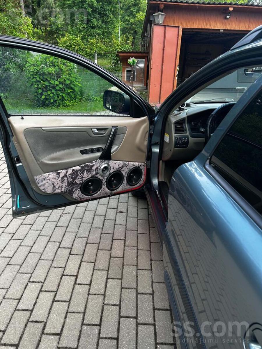 Zils Volvo XC70 2003 Rīga, ar dzinēja tilpumu 2.40 L un nobraukumu 370 tūkst. km par 2200 €, foto 9 vietnē AUTOMOTO.COM.LV