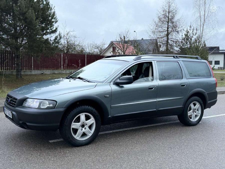 Blue Volvo XC70 2004 in Salcininkai, with an engine capacity of 2.40 L and mileage of 320 thousand km for 2750 €, photo 1 on AUTOMOTO.COM.LV