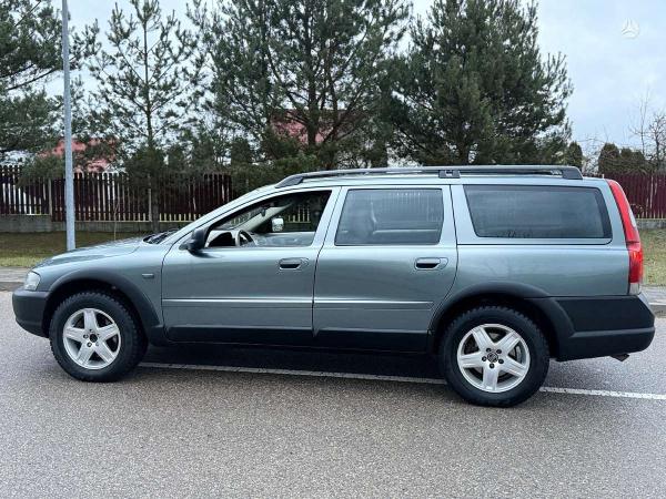 Blue Volvo XC70 2004 in Salcininkai, with an engine capacity of 2.40 L and mileage of 320 thousand km for 2750 €, photo 2 on AUTOMOTO.COM.LV