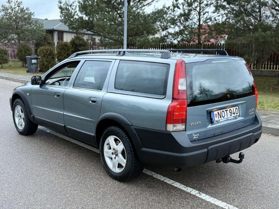 Blue Volvo XC70 2004 in Salcininkai, with an engine capacity of 2.40 L and mileage of 320 thousand km for 2750 €, photo 3 on AUTOMOTO.COM.LV