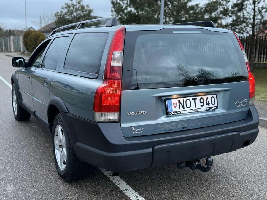 Blue Volvo XC70 2004 in Salcininkai, with an engine capacity of 2.40 L and mileage of 320 thousand km for 2750 €, photo 4 on AUTOMOTO.COM.LV