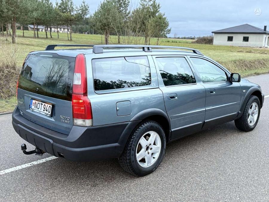 Blue Volvo XC70 2004 in Salcininkai, with an engine capacity of 2.40 L and mileage of 320 thousand km for 2750 €, photo 7 on AUTOMOTO.COM.LV