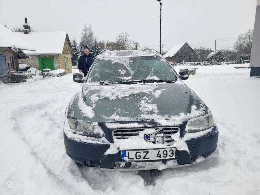 Zils Volvo XC70 2004 Viļņa, ar dzinēja tilpumu 2.40 L un nobraukumu 434 tūkst. km par 1450 €, foto 9 vietnē AUTOMOTO.COM.LV