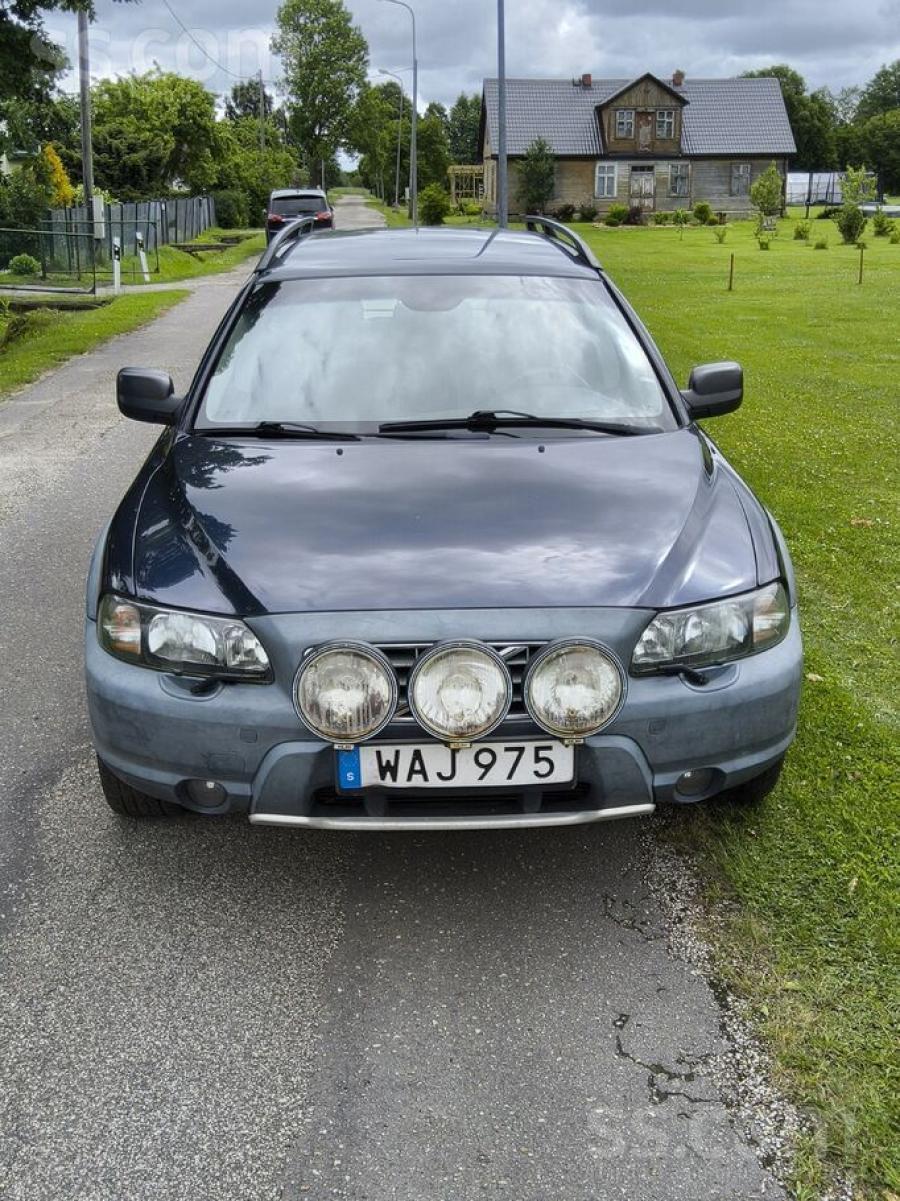 Blue Volvo XC70 2004 in Ventspils, with an engine capacity of 2.50 L and mileage of 313 thousand km for 3100 €, photo 1 on AUTOMOTO.COM.LV