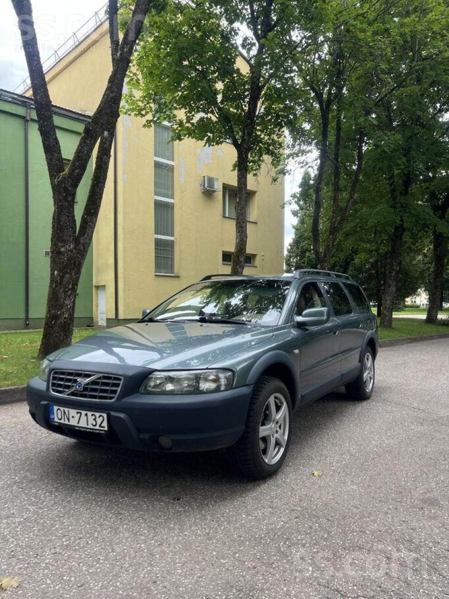 Zils Volvo XC70 2004 Kuldīga, ar dzinēja tilpumu 2.40 L un nobraukumu 383 tūkst. km par 2750 €, foto 1 vietnē AUTOMOTO.COM.LV