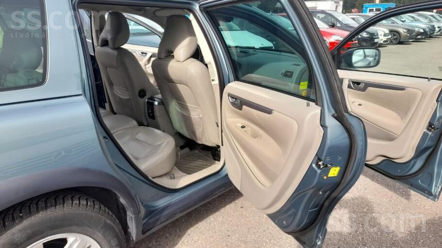 Blue Volvo XC70 2004 in Riga, with an engine capacity of 2.40 L and mileage of 263 thousand km for 3300 €, photo 33 on AUTOMOTO.COM.LV