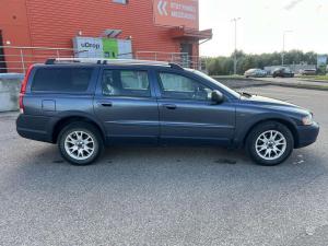 Blue Volvo XC70 2005 in Ukmerge, with an engine capacity of 2.40 L and mileage of 325 thousand km for 2250 €, photo 5 on AUTOMOTO.COM.LV