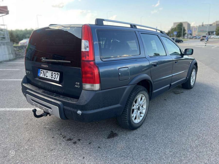 Blue Volvo XC70 2005 in Ukmerge, with an engine capacity of 2.40 L and mileage of 325 thousand km for 2250 €, photo 6 on AUTOMOTO.COM.LV