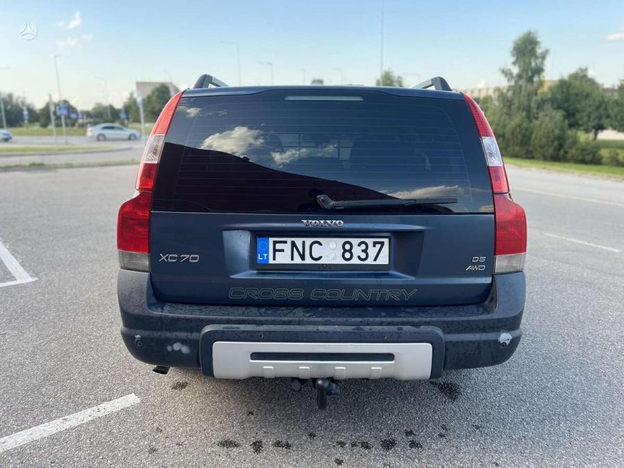 Blue Volvo XC70 2005 in Ukmerge, with an engine capacity of 2.40 L and mileage of 325 thousand km for 2250 €, photo 7 on AUTOMOTO.COM.LV