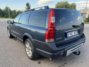 Blue Volvo XC70 2005 in Ukmerge, with an engine capacity of 2.40 L and mileage of 325 thousand km for 2250 €, photo 8 on AUTOMOTO.COM.LV