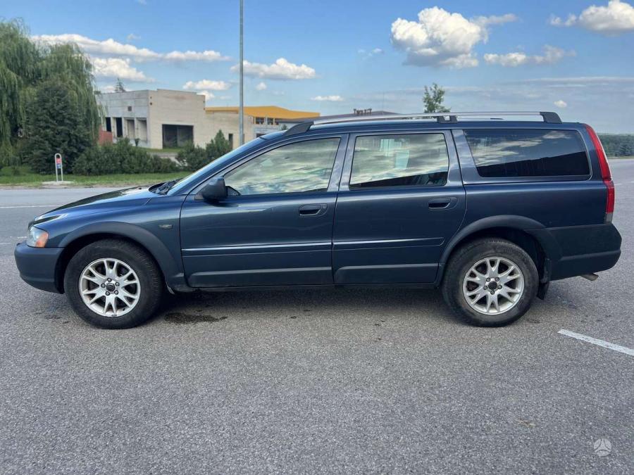 Blue Volvo XC70 2005 in Ukmerge, with an engine capacity of 2.40 L and mileage of 325 thousand km for 2250 €, photo 9 on AUTOMOTO.COM.LV