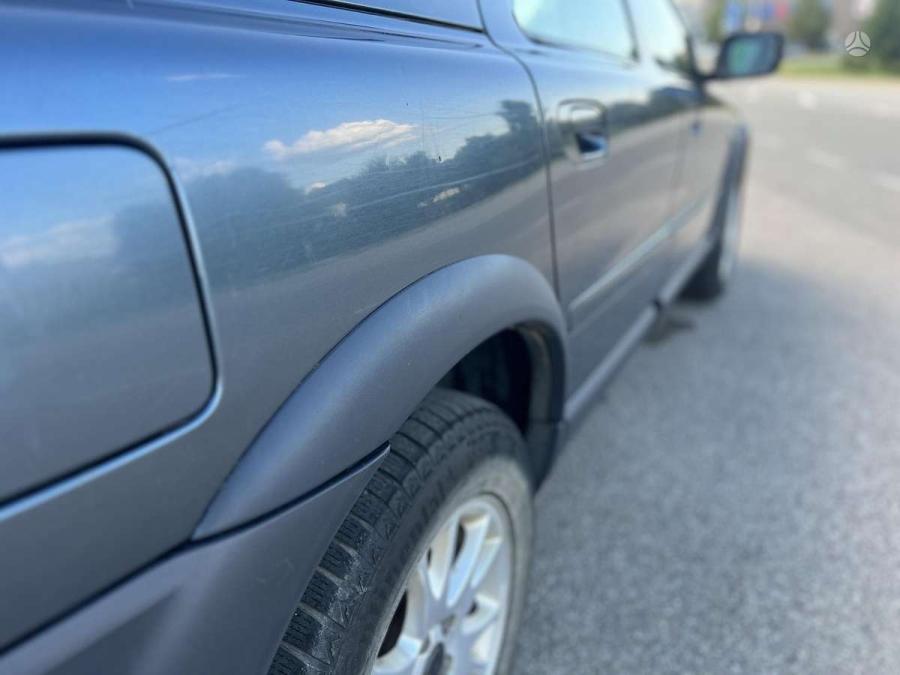 Blue Volvo XC70 2005 in Ukmerge, with an engine capacity of 2.40 L and mileage of 325 thousand km for 2250 €, photo 11 on AUTOMOTO.COM.LV