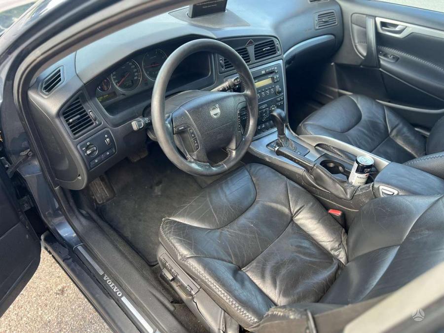 Blue Volvo XC70 2005 in Ukmerge, with an engine capacity of 2.40 L and mileage of 325 thousand km for 2250 €, photo 15 on AUTOMOTO.COM.LV