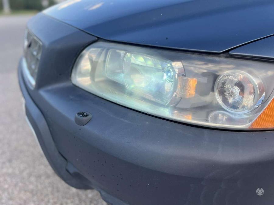 Blue Volvo XC70 2005 in Ukmerge, with an engine capacity of 2.40 L and mileage of 325 thousand km for 2250 €, photo 19 on AUTOMOTO.COM.LV