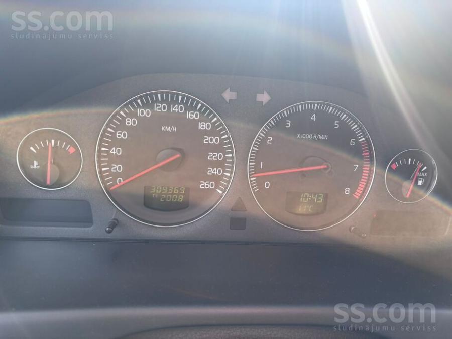 Blue Volvo XC70 2005 in Riga, with an engine capacity of 2.50 L and mileage of 312 thousand km for 4000 €, photo 5 on AUTOMOTO.COM.LV