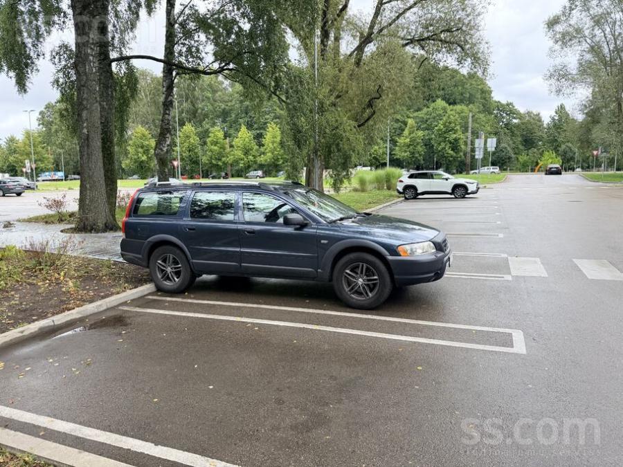 Blue Volvo XC70 2005 in Riga, with an engine capacity of 2.50 L and mileage of 312 thousand km for 4000 €, photo 9 on AUTOMOTO.COM.LV