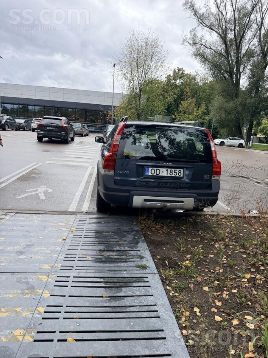 Blue Volvo XC70 2005 in Riga, with an engine capacity of 2.50 L and mileage of 312 thousand km for 4000 €, photo 11 on AUTOMOTO.COM.LV