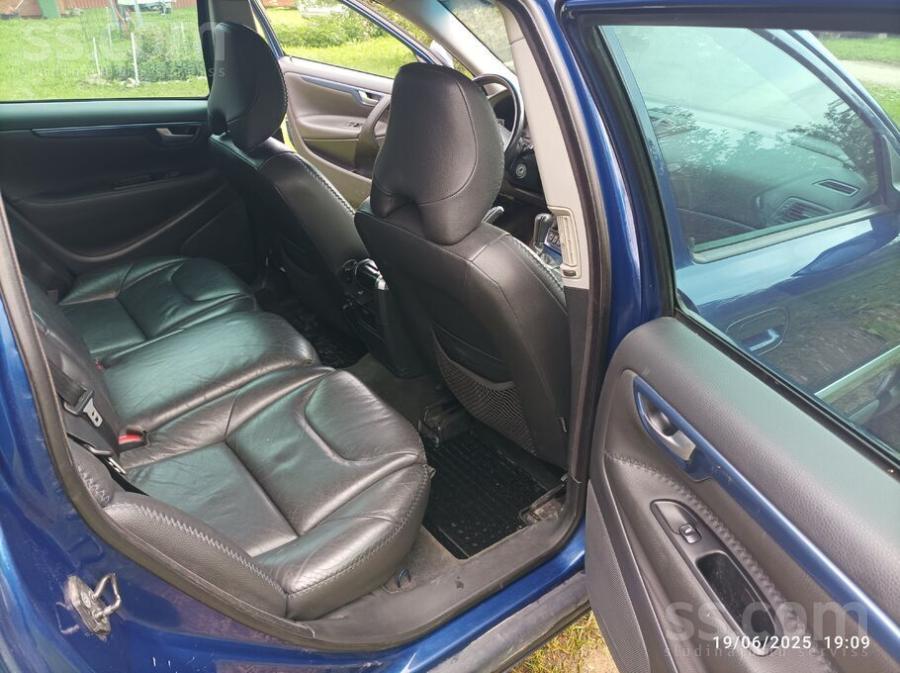 Zils Volvo XC70 2006 Rēzekne, ar dzinēja tilpumu 2.40 L un nobraukumu 360 tūkst. km par 3500 €, foto 14 vietnē AUTOMOTO.COM.LV