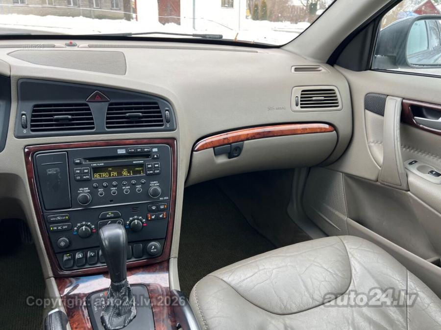 Blue Volvo XC70 2006 in Paide, with an engine capacity of 2.40 L and mileage of 368 thousand km for 3900 €, photo 8 on AUTOMOTO.COM.LV