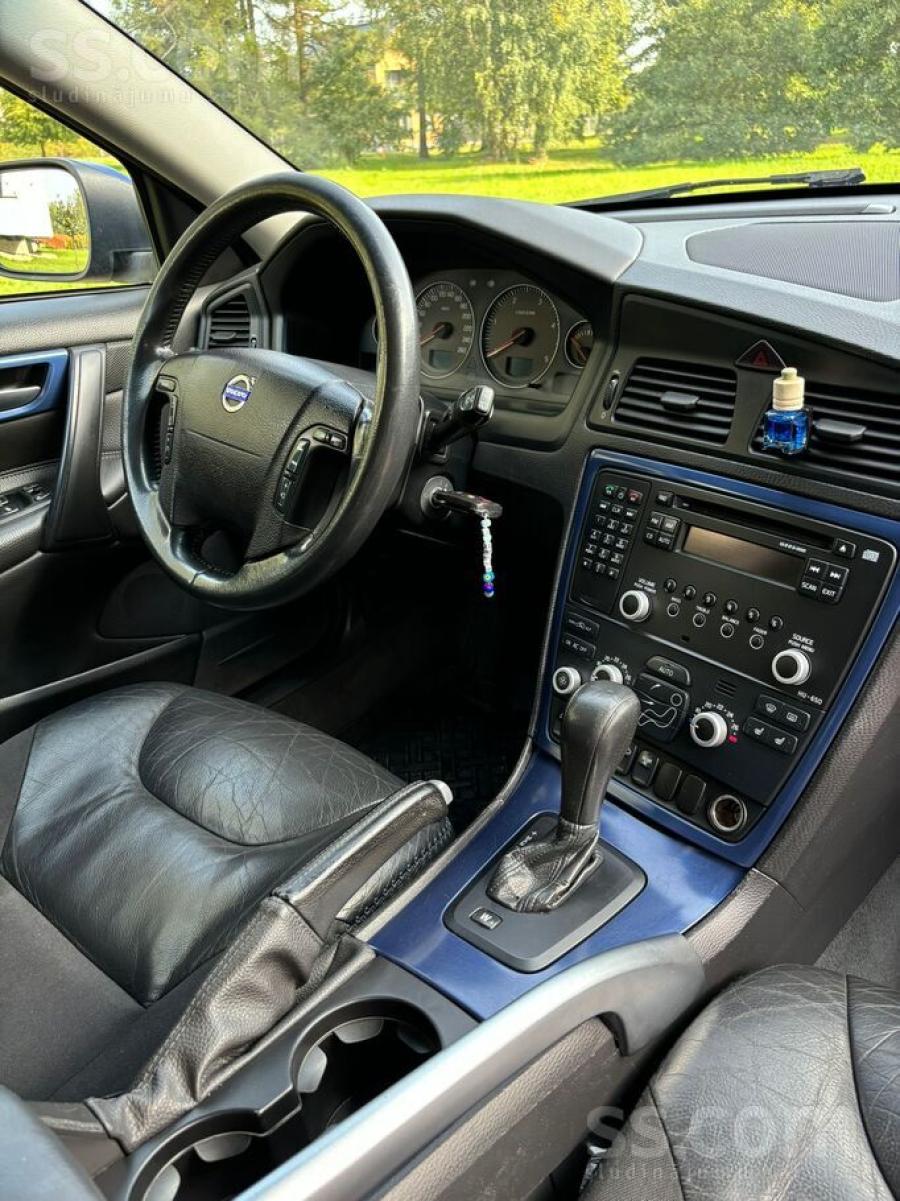 Zils Volvo XC70 2006 Rīga, ar dzinēja tilpumu 2.40 L un nobraukumu 295 tūkst. km par 5200 €, foto 8 vietnē AUTOMOTO.COM.LV