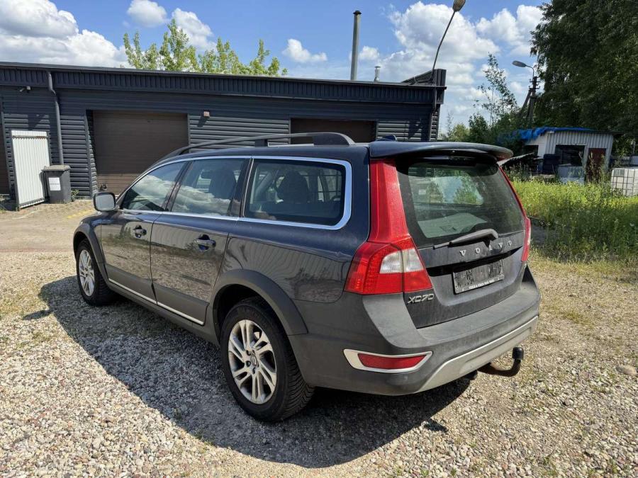 Blue Volvo XC70 2010 in Alytus, with an engine capacity of 2.00 L and mileage of 285 thousand km for 6750 €, photo 4 on AUTOMOTO.COM.LV