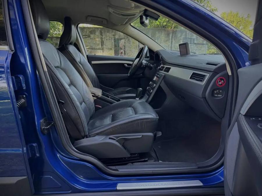 Blue Volvo XC70 2010 in Jurmala, with an engine capacity of 2.40 L and mileage of 376 thousand km for 6999 €, photo 19 on AUTOMOTO.COM.LV