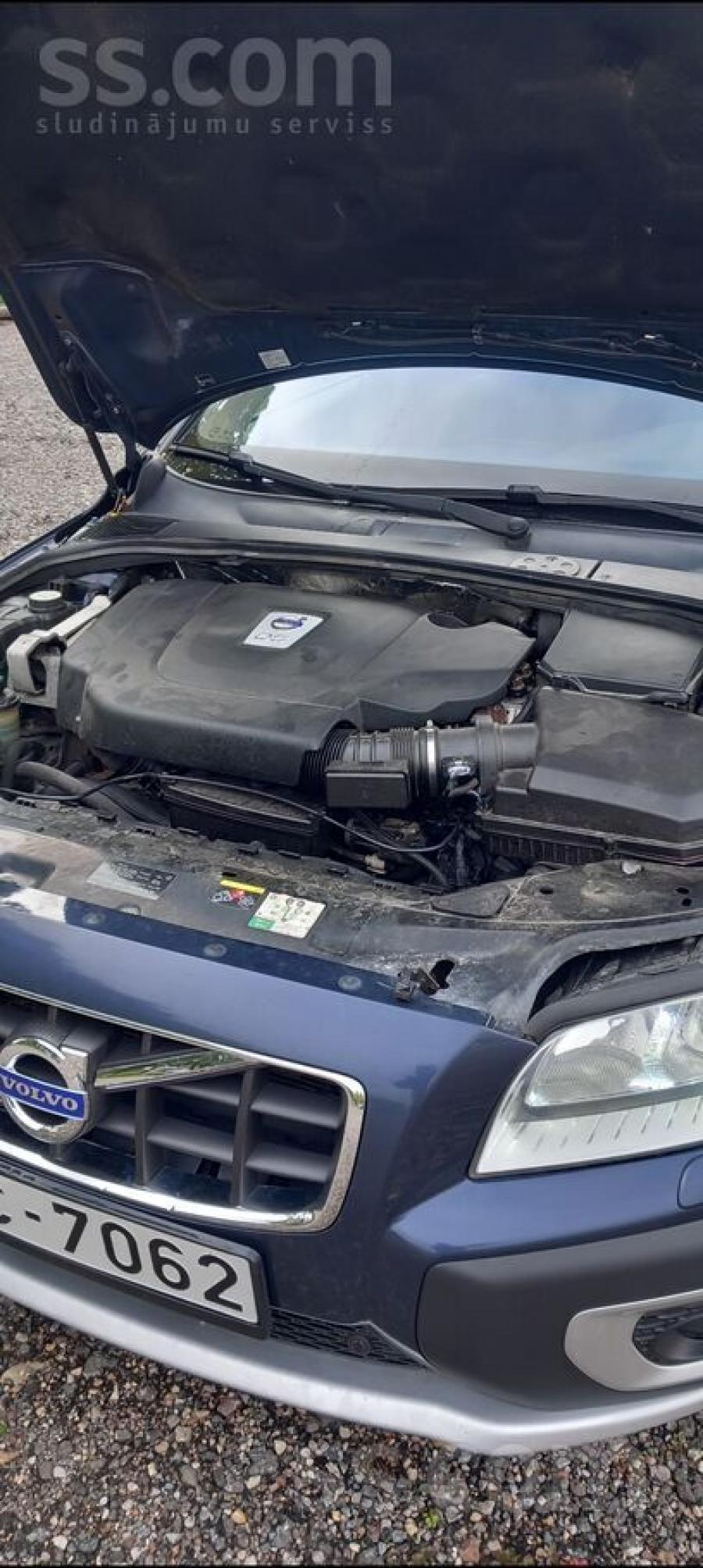 Blue Volvo XC70 2010 in Cesis, with an engine capacity of 2.40 L and mileage of 378 thousand km for 5990 €, photo 3 on AUTOMOTO.COM.LV