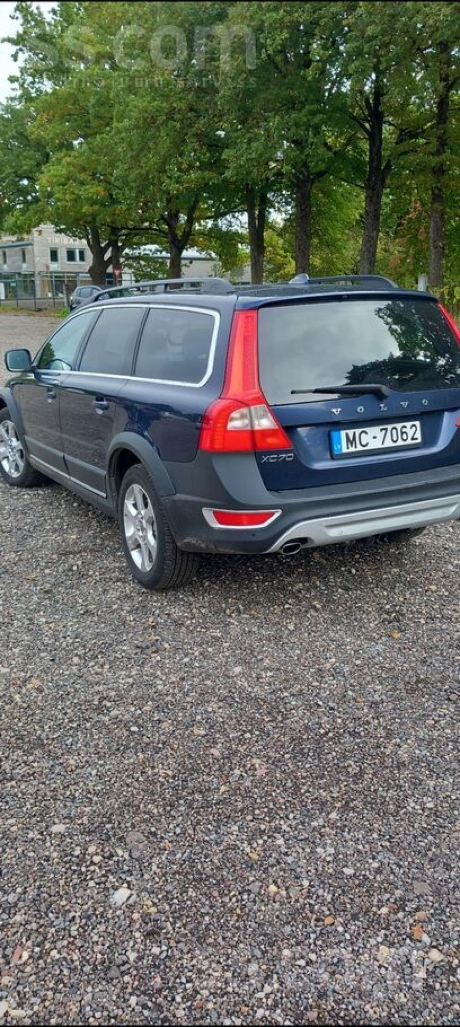 Blue Volvo XC70 2010 in Cesis, with an engine capacity of 2.40 L and mileage of 378 thousand km for 5990 €, photo 6 on AUTOMOTO.COM.LV