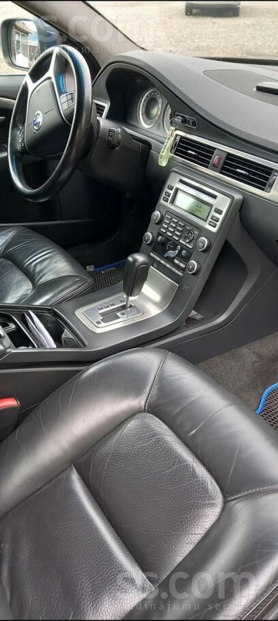 Blue Volvo XC70 2010 in Cesis, with an engine capacity of 2.40 L and mileage of 378 thousand km for 5990 €, photo 8 on AUTOMOTO.COM.LV
