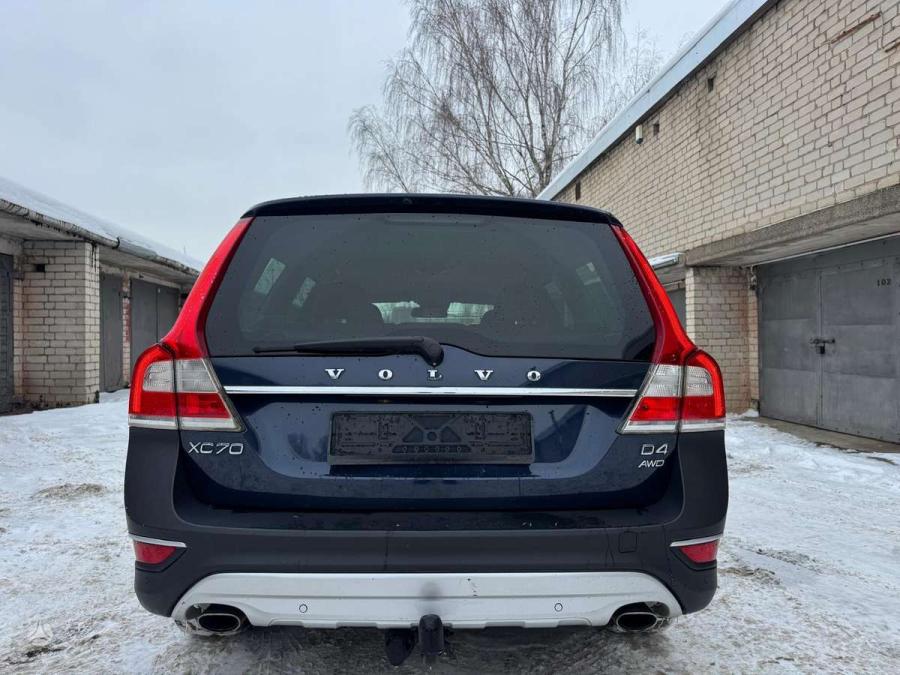 Blue Volvo XC70 2013 in Radviliskis, with an engine capacity of 2.40 L and mileage of 300 thousand km for 13500 €, photo 5 on AUTOMOTO.COM.LV