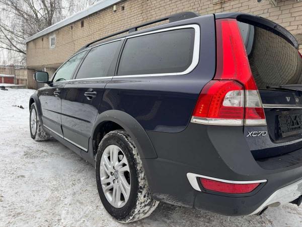 Blue Volvo XC70 2013 in Radviliskis, with an engine capacity of 2.40 L and mileage of 300 thousand km for 13500 €, photo 6 on AUTOMOTO.COM.LV