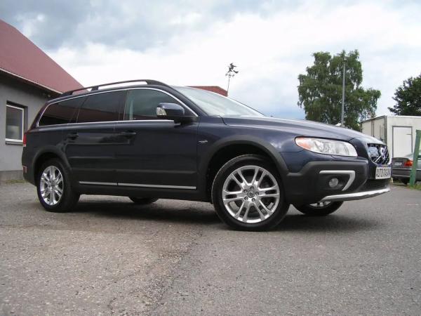 Blue Volvo XC70 2013 in Sigulda, with an engine capacity of 2.40 L and mileage of 368 thousand km for 9550 €, photo 2 on AUTOMOTO.COM.LV