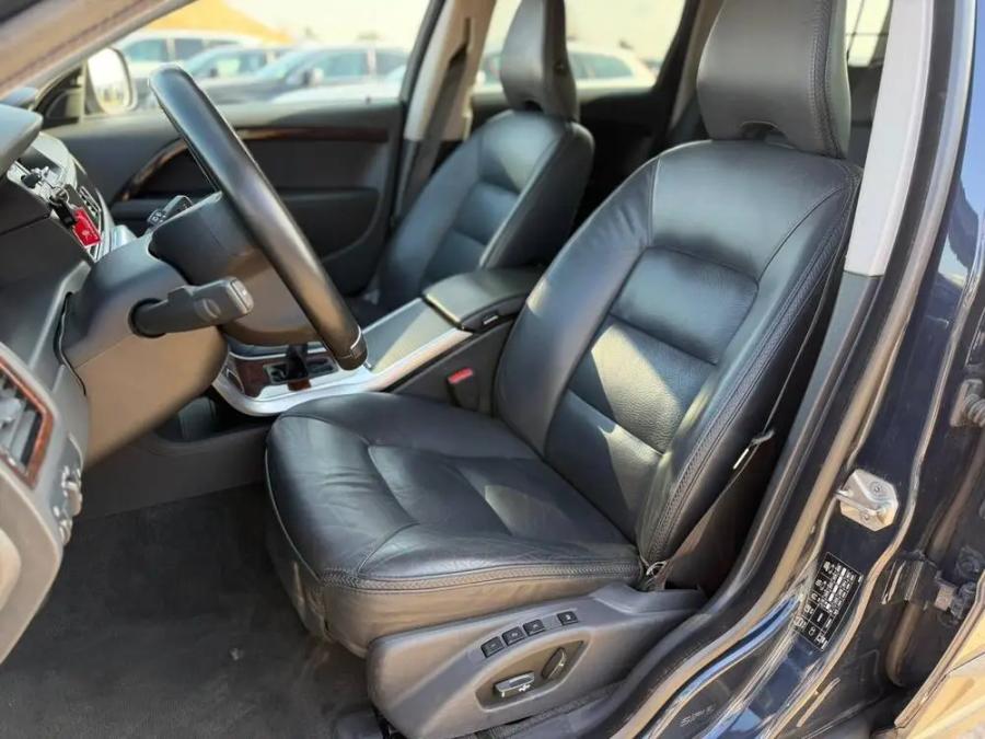 Blue Volvo XC70 2014 in Riga, with an engine capacity of 2.40 L and mileage of 187 thousand km for 14990 €, photo 15 on AUTOMOTO.COM.LV
