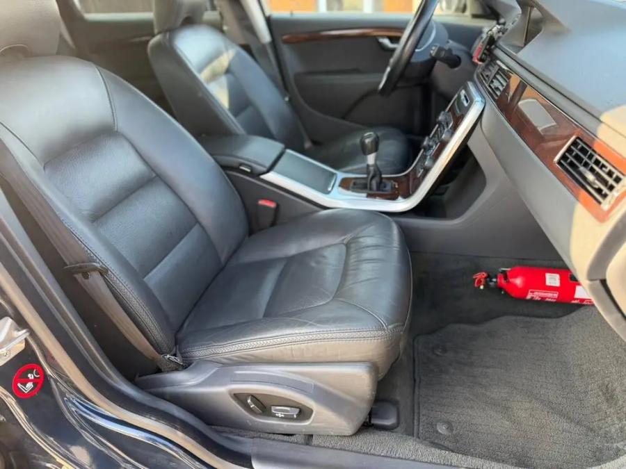 Blue Volvo XC70 2014 in Riga, with an engine capacity of 2.40 L and mileage of 187 thousand km for 14990 €, photo 18 on AUTOMOTO.COM.LV