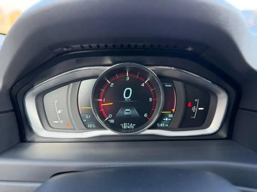 Blue Volvo XC70 2014 in Riga, with an engine capacity of 2.40 L and mileage of 187 thousand km for 14990 €, photo 24 on AUTOMOTO.COM.LV