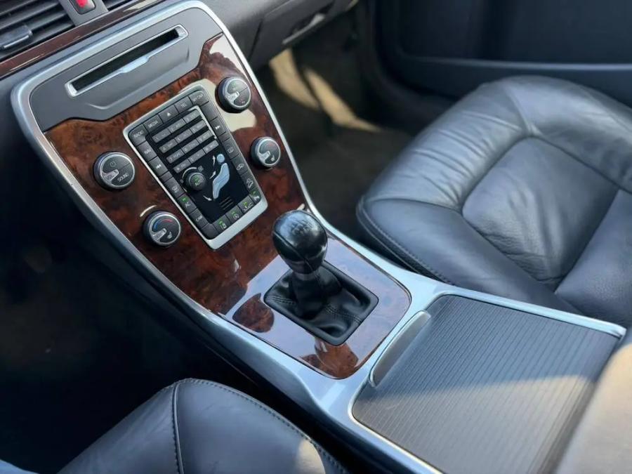 Blue Volvo XC70 2014 in Riga, with an engine capacity of 2.40 L and mileage of 187 thousand km for 14990 €, photo 26 on AUTOMOTO.COM.LV