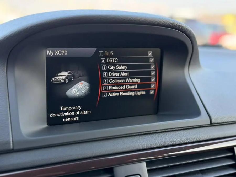 Blue Volvo XC70 2014 in Riga, with an engine capacity of 2.40 L and mileage of 187 thousand km for 14990 €, photo 29 on AUTOMOTO.COM.LV