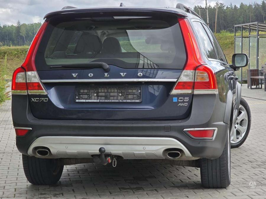Blue Volvo XC70 2014 in Vilnius, with an engine capacity of 2.40 L and mileage of 259 thousand km for 15850 €, photo 8 on AUTOMOTO.COM.LV