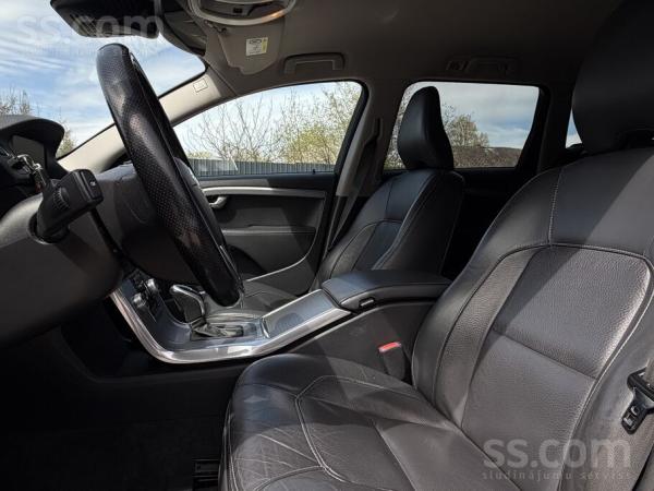 Blue Volvo XC70 2015 in Riga, with an engine capacity of 2.00 L and mileage of 228 thousand km for 12690 €, photo 7 on AUTOMOTO.COM.LV