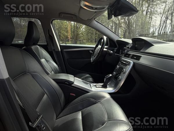 Blue Volvo XC70 2015 in Riga, with an engine capacity of 2.00 L and mileage of 228 thousand km for 12690 €, photo 10 on AUTOMOTO.COM.LV