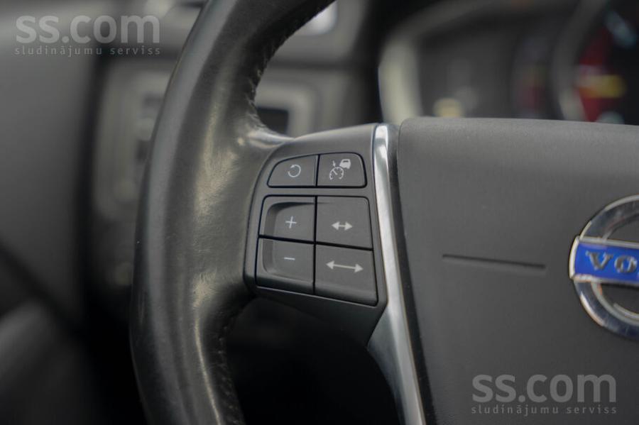 Zils Volvo XC70 2015 Rīga, ar dzinēja tilpumu 2.00 L un nobraukumu 323 tūkst. km par 9450 €, foto 16 vietnē AUTOMOTO.COM.LV