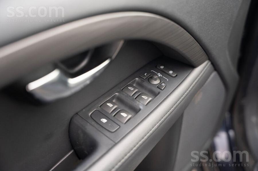 Zils Volvo XC70 2015 Rīga, ar dzinēja tilpumu 2.00 L un nobraukumu 323 tūkst. km par 9450 €, foto 23 vietnē AUTOMOTO.COM.LV