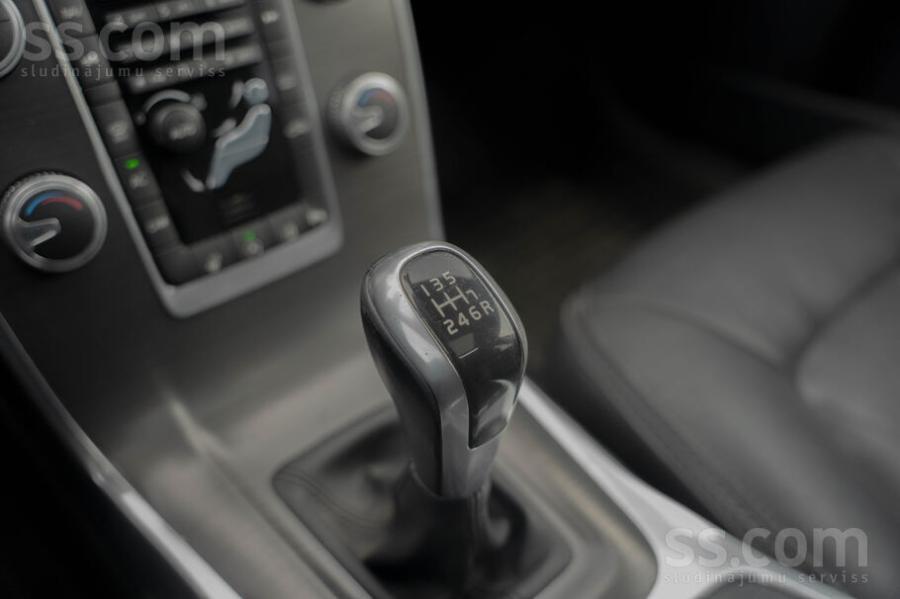 Zils Volvo XC70 2015 Rīga, ar dzinēja tilpumu 2.00 L un nobraukumu 323 tūkst. km par 9450 €, foto 26 vietnē AUTOMOTO.COM.LV