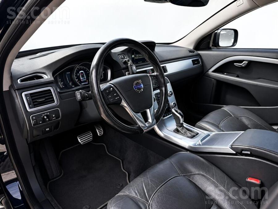 Blue Volvo XC70 2015 in Riga, with an engine capacity of 2.00 L and mileage of 228 thousand km for 10690 €, photo 7 on AUTOMOTO.COM.LV
