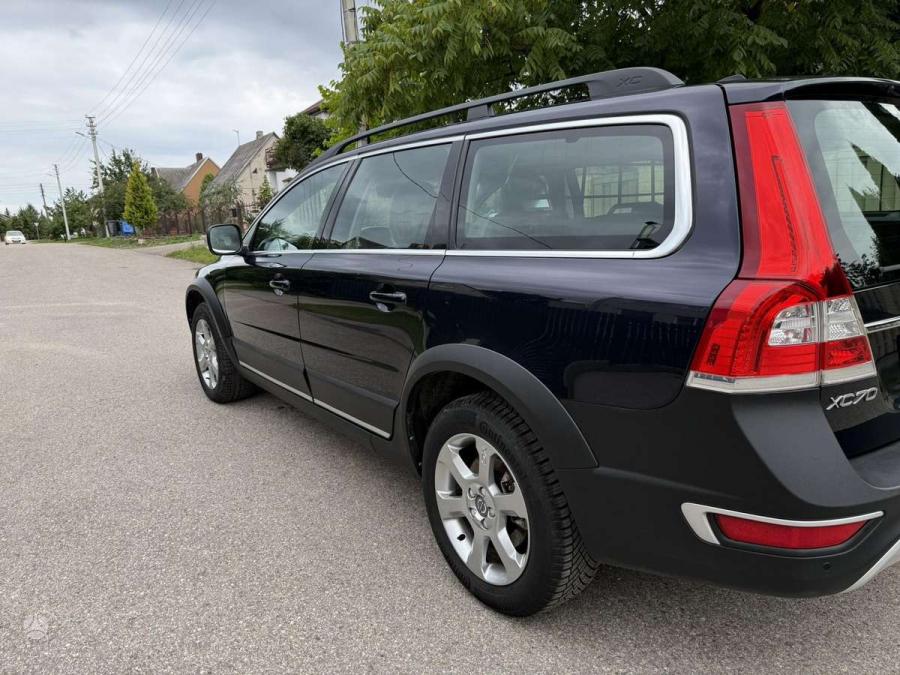Blue Volvo XC70 2016 in Vilkaviskis, with an engine capacity of 1.97 L and mileage of 270 thousand km for 10500 €, photo 7 on AUTOMOTO.COM.LV