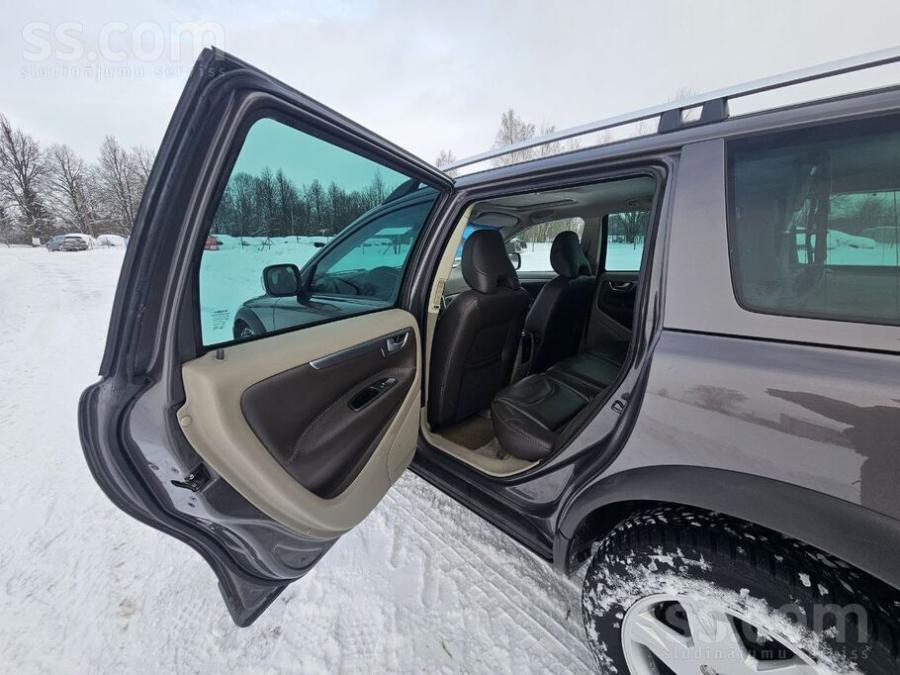 Brūns Volvo XC70 2006 Talsi, ar dzinēja tilpumu 2.40 L un nobraukumu 348 tūkst. km par 4999 €, foto 15 vietnē AUTOMOTO.COM.LV
