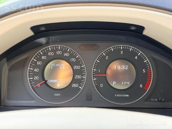 Brown Volvo XC70 2009 in Riga, with an engine capacity of 2.40 L and mileage of 355 thousand km for 6171 €, photo 7 on AUTOMOTO.COM.LV