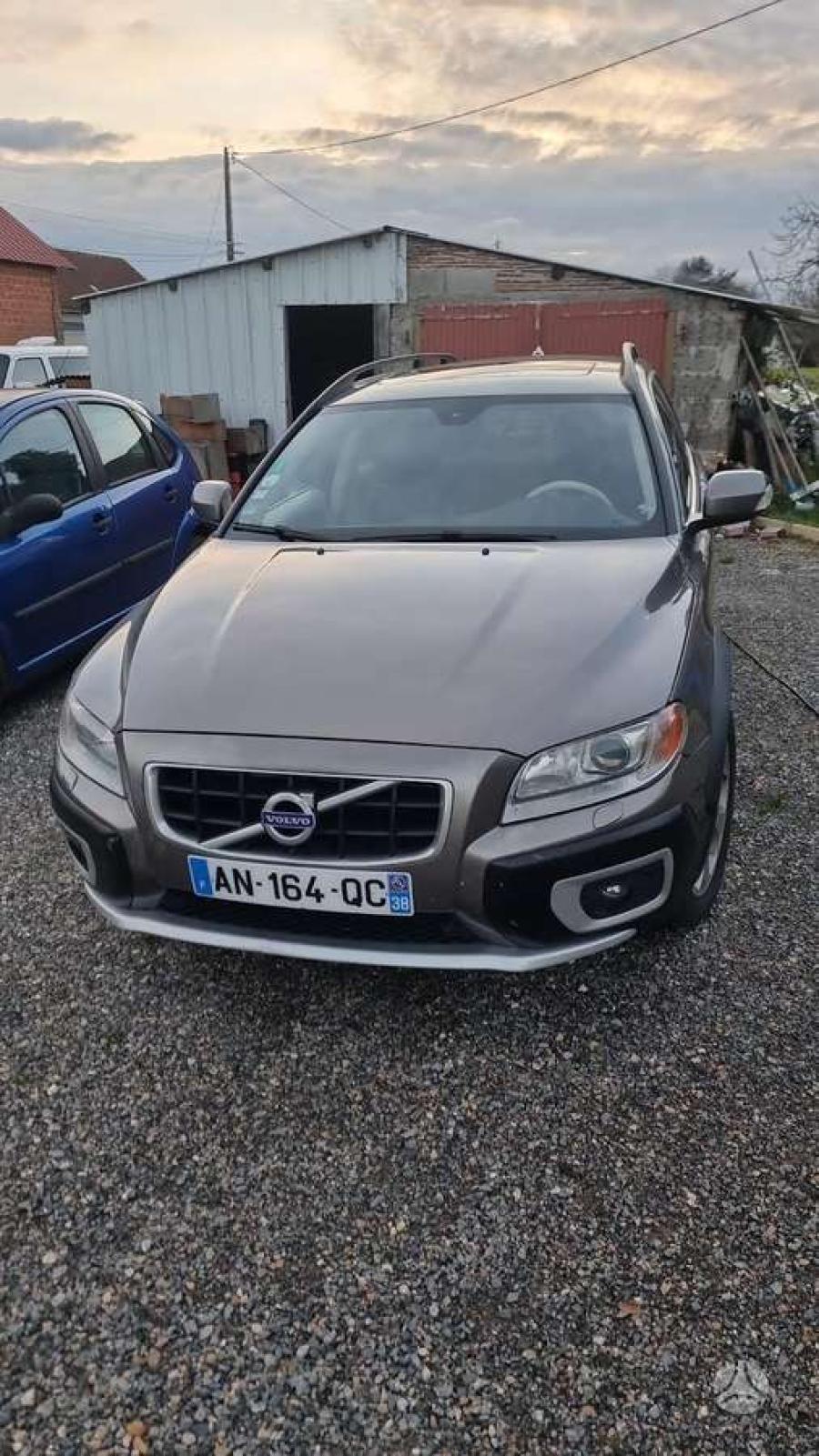 Brūns Volvo XC70 2010 Tauragė, ar dzinēja tilpumu 2.40 L un nobraukumu 355 tūkst. km par 5800 €, foto 1 vietnē AUTOMOTO.COM.LV