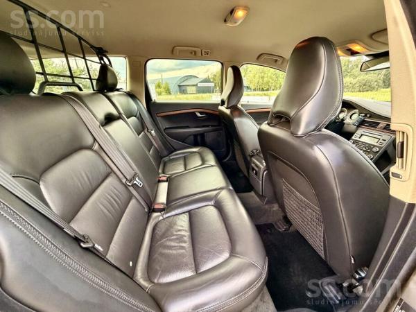 Brūns Volvo XC70 2010 Ogre, ar dzinēja tilpumu 2.40 L un nobraukumu 294 tūkst. km par 7700 €, foto 8 vietnē AUTOMOTO.COM.LV